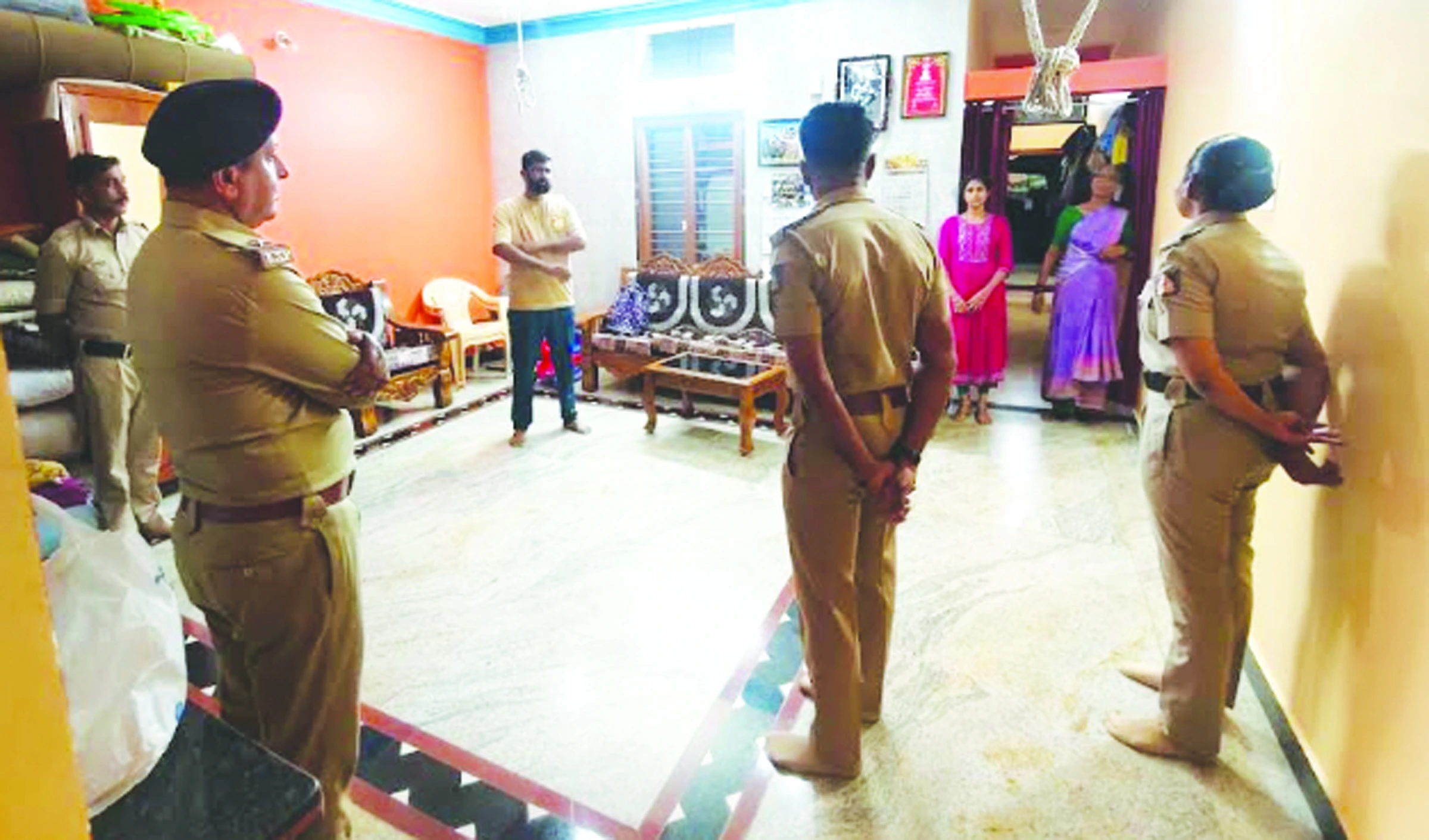 ರೌಡಿ ಸ್ಕಾ÷್ವಡನಿಂದ ರೌಡಿ ಜನರ ಪರಿಶೀಲನೆ - Sanjevani